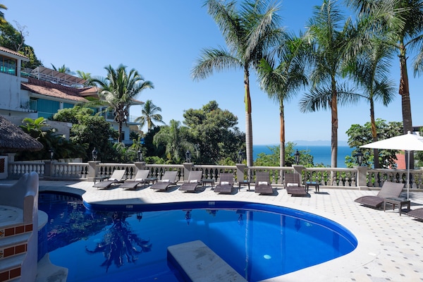 3 piscinas externas, funciona das 9h às 22h, guarda-sóis