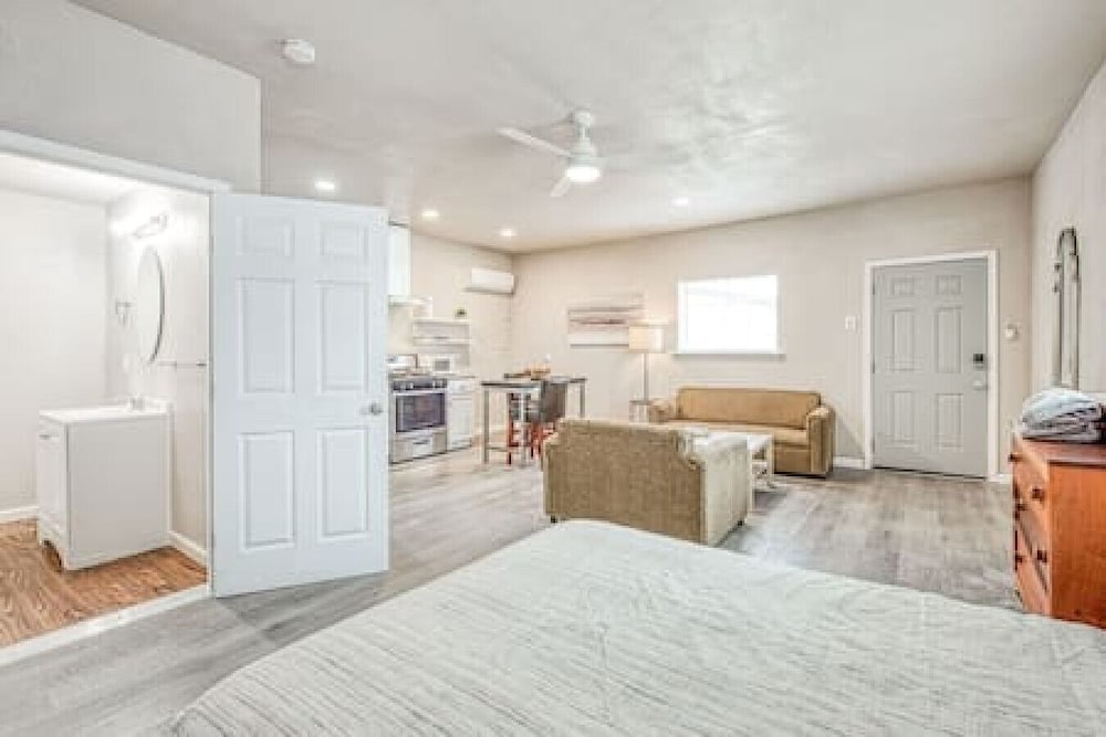 4689 E Cambridge Studio Unit · Stylish Studio 89 Brand New From The Floor Up - Fresno, CA