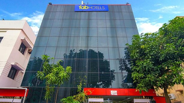 Um edifício moderno de hotel com fachada de vidro e uma placa com a inscrição "Tab Hotels".