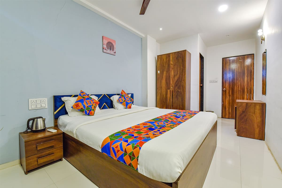 Quarto Deluxe | Lençóis de algodão egípcio, roupa de alta qualidade, cofre no quarto