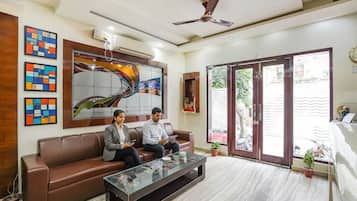 Área de estar no saguão