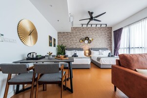 Apartamento de Luxo | Sala de estar | Televisor de 50 polegadas com canais digitais, consola de videojogos