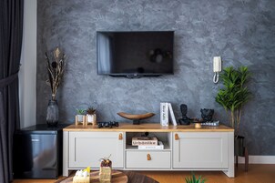 Televisor de 50 polegadas com canais digitais, consola de videojogos 