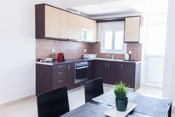 Apartamento | Cozinha privada | Um frigorífico/congelador grande, um forno, uma torradeira