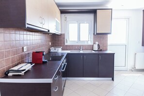 Apartamento | Cozinha privada | Um frigorífico/congelador grande, um forno, uma torradeira