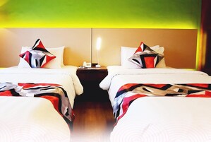 Quarto casal ou duplo luxo, 2 camas de casal, para não fumantes, vista para a cidade | Edredons de pluma, frigobar, cofres nos quartos, escrivaninha