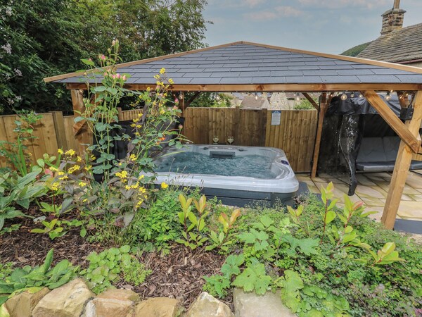 Lydgate Cottage, Pet Friendly, Character Holiday Cottage In Eyam - Derbyshire
