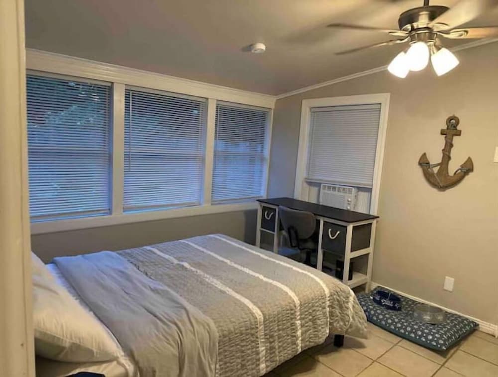 Cute Cottage Near The Navy Base - Pensacola Beach, FL
