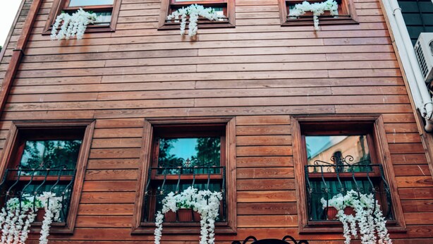 Um edifício com uma placa que diz "Gulliver Mansion".