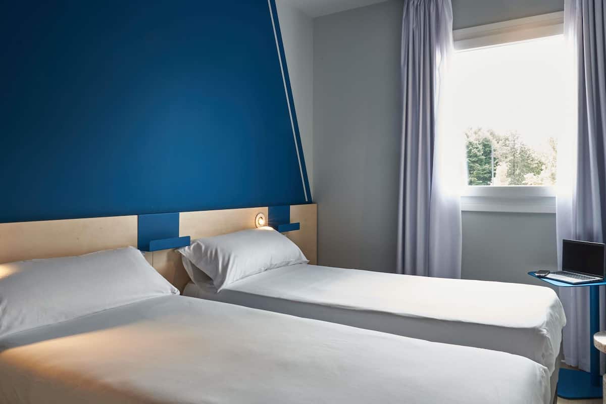 Quarto Standard, 2 camas individuais | Cortinas/cortinados opacos, quartos insonorizados, Wi-fi grátis