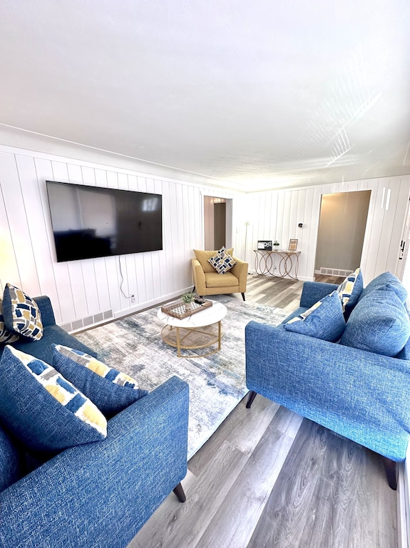 Riverside Home - Modern Meets Comfort - Grafton, IL