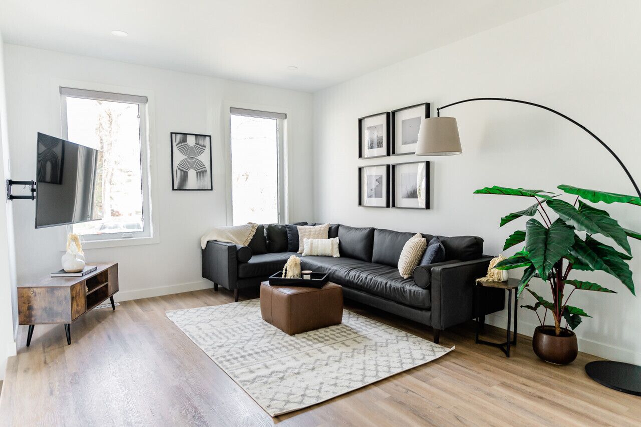 *New & Modern Home | Free Parking | 5 Mins Downtown* - Manitoba