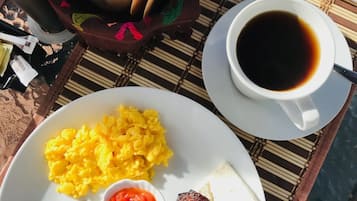Café da manhã completo todos os dias mediante uma taxa