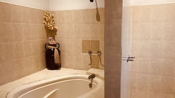 Quarto superior | Banheiro | Produtos de toalete grátis, secador de cabelo, toalhas de banho