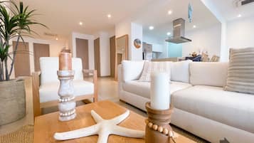 Apartamento, terraço, vista para o oceano | Área de estar | TV LED 50 polegadas com canais digitais, serviços de streaming