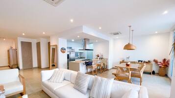 Apartamento, terraço, vista para o oceano | Sala de estar | Televisor LED de 50 polegadas com canais digitais