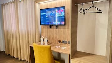 1 quarto, escrivaninha, espaço de trabalho para notebook