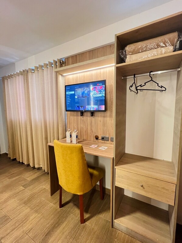 Escrivaninha, espaço de trabalho para notebook, Wi-Fi de cortesia