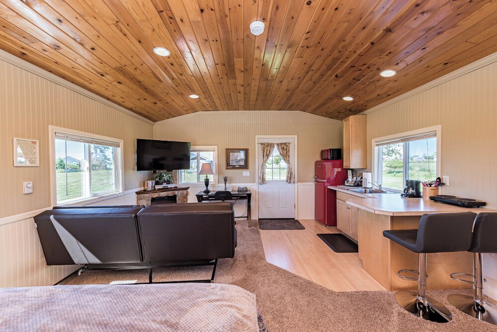Honeymoon Cottage - King, Jetted Tub, Private - Sequim, WA