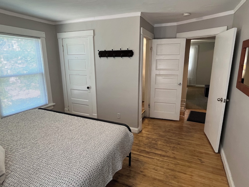 King bed Drake and central Des Moines - Des Moines | Vrbo