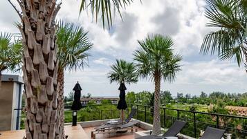 3 piscinas externas, funciona das 8h às 20h, espreguiçadeiras