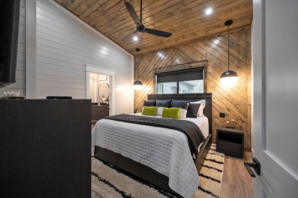 Providence- Modern Chic Cabin-6 Bedrooms/6.5 Baths. Sleeps 26 ...
