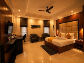Quarto superluxo | Roupas de cama antialérgicas, frigobar, escrivaninha, cortinas blackout