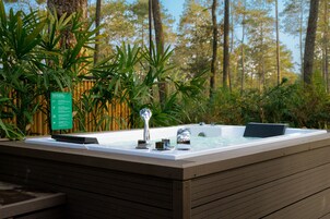 Cabana luxo, banheira de imersão | 1 quarto, escrivaninha, Wi-Fi de cortesia, roupa de cama