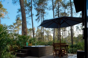 Cabana de Madeira Deluxe, banheira de hidromassagem grande | 1 quarto, secretária, Wi-fi grátis, roupa de cama fornecida 