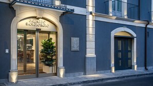 Um edifício com uma placa que diz 'Palazzo Sangiovese'.