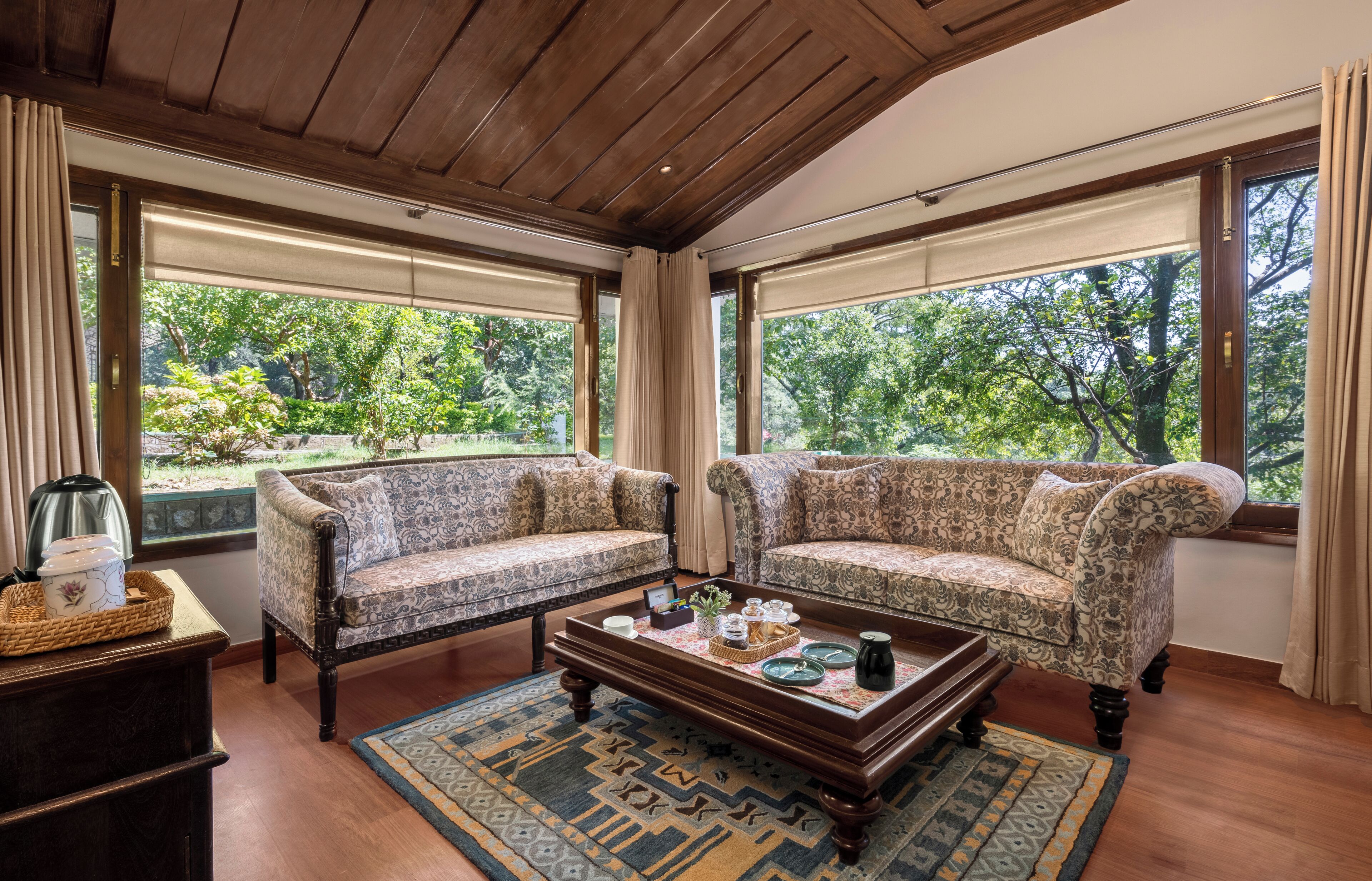 Shaw Deluxe Suite | Sala de estar | Televisor LED de 52 polegadas com canais por cabo 