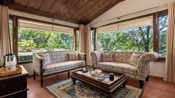 Shaw Deluxe Suite | Sala de estar | Televisor LED de 52 polegadas com canais por cabo