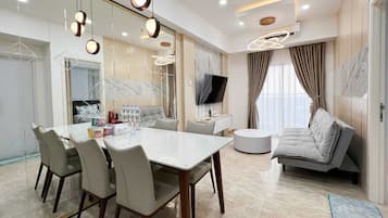 Apartamento Elite, 2 quartos | Sala de estar | Smart TV de 50 polegadas com canais digitais, lareira