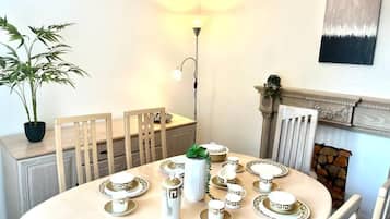 Casa Clássica, casa de banho anexa, vista para o jardim (House-0) | Restaurantes