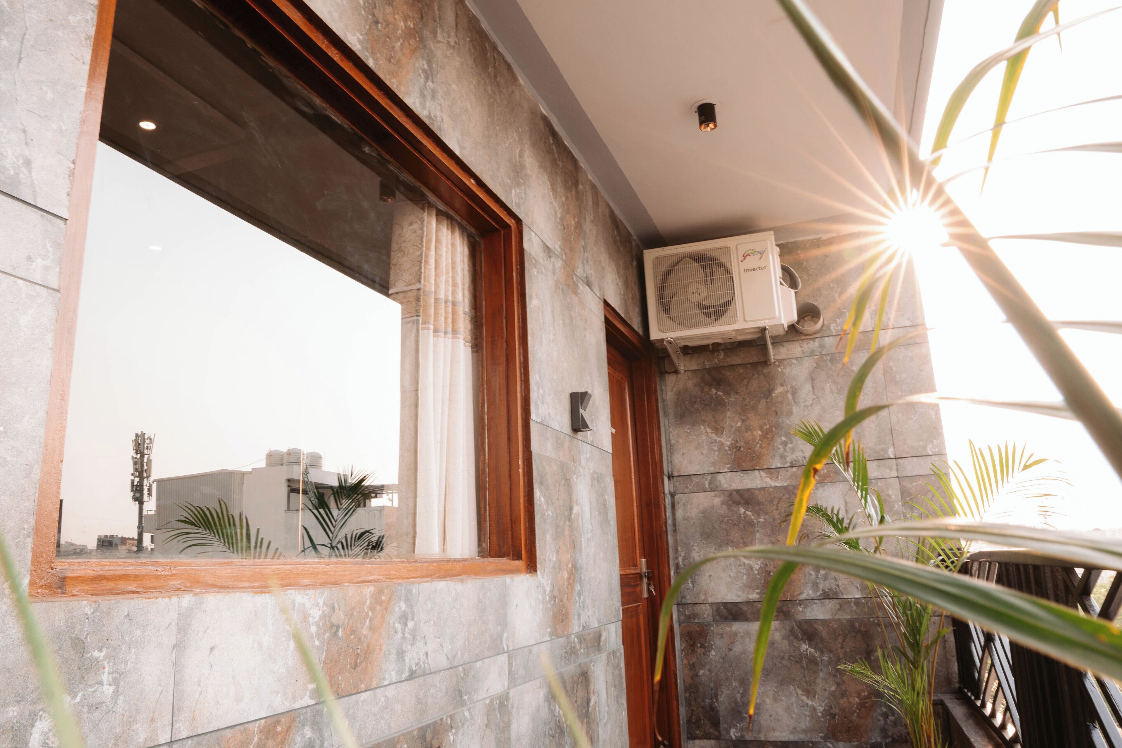 Quarto Duplo Deluxe, varanda | Secretária, secretária adequada para computadores portáteis 