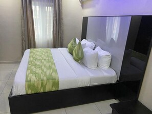 Quarto casal real de uso individual | Individualmente mobiliados, escrivaninha