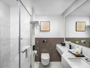 Um polibã, um chuveiro fixo, artigos de higiene pessoal grátis 