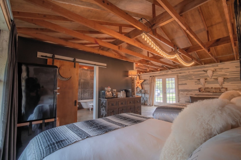 Thelma's Garage - Wander Inn - Fayette County | Vrbo