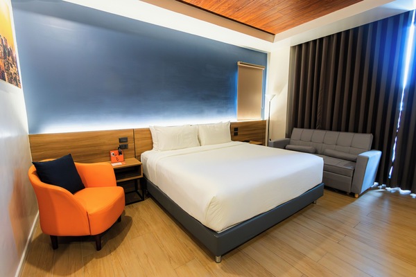 Quarto com design assinado | Frigobar, escrivaninha, cortinas blackout, quartos à prova de som