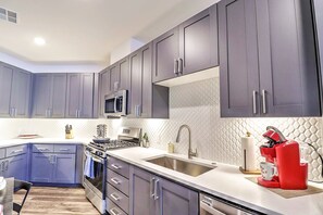 Apartamento Superior | Cozinha privada | Um frigorífico/congelador grande, um micro-ondas, um forno 