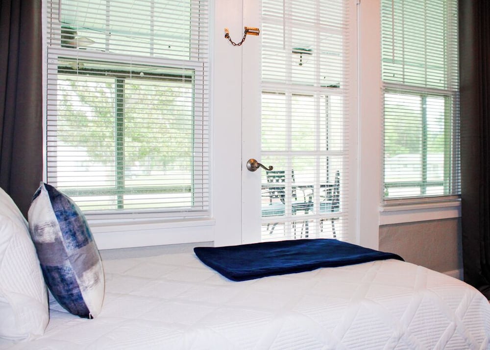 3 Bedroom Magnolia Farmhouse- Cozy With A Perfect Patio - Winter Haven, FL