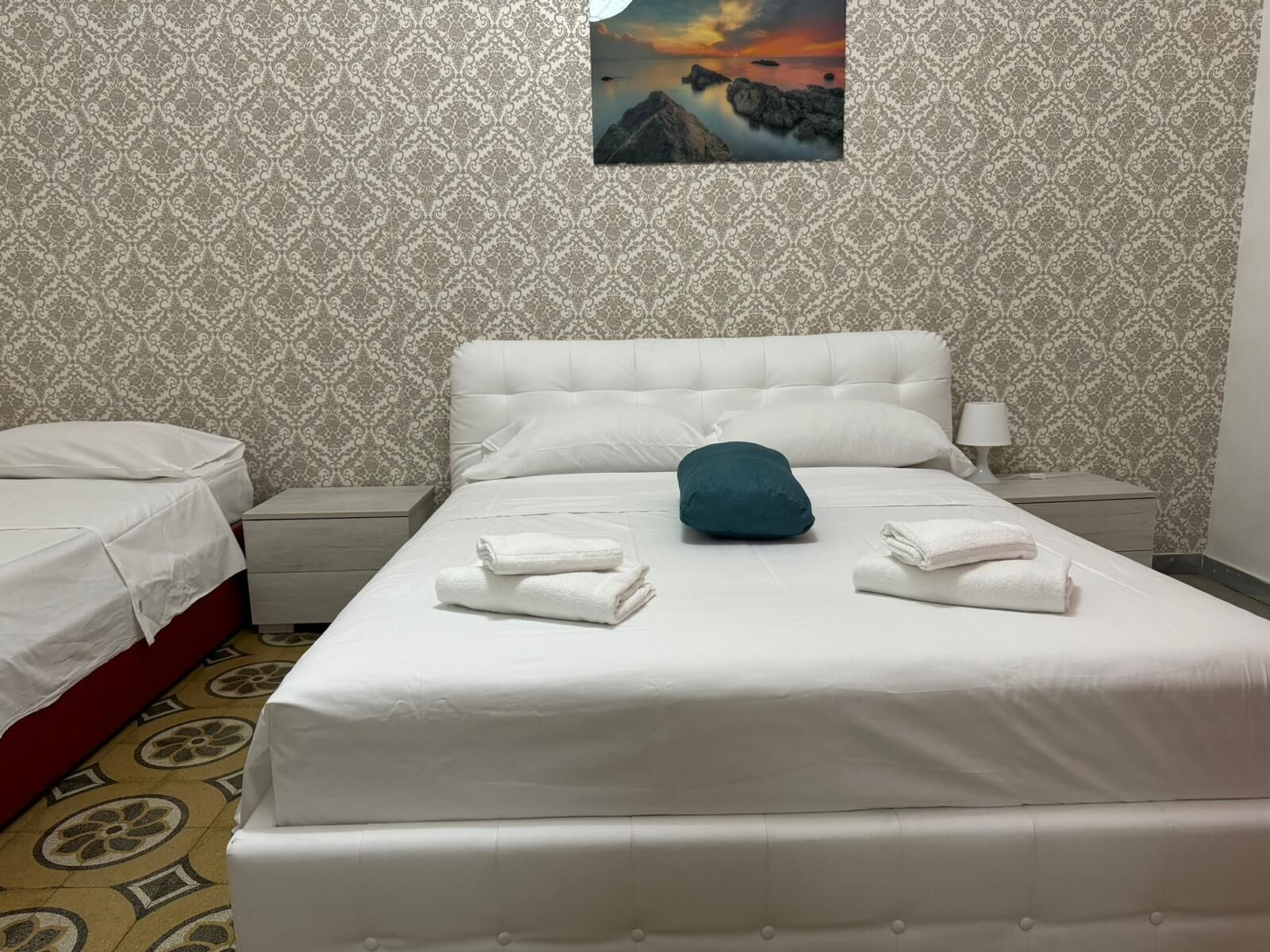 Secretária, quartos insonorizados, Wi-fi grátis 