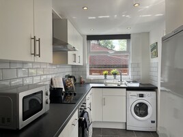 Casa Comfort, casa de banho privativa (Warrington Lane) | Cozinha partilhada | Uma cadeira de bebé