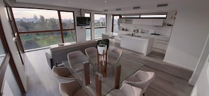Apartamento Premium | Sala de estar | Smart TV de 32 polegadas com canais por cabo, piso aquecido 