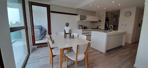 Apartamento Exclusivo | Sala de estar | Smart TV de 32 polegadas com canais por cabo, piso aquecido 