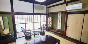 Quarto Triplo Clássico, não fumadores (HIRUKO Private Room) | Edredões de penas, com decoração personalizada