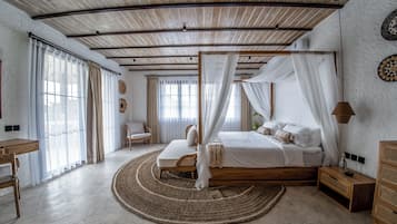 Vila, 2 quartos, piscina particular | 2 quartos, frigobar, cofres nos quartos, escrivaninha