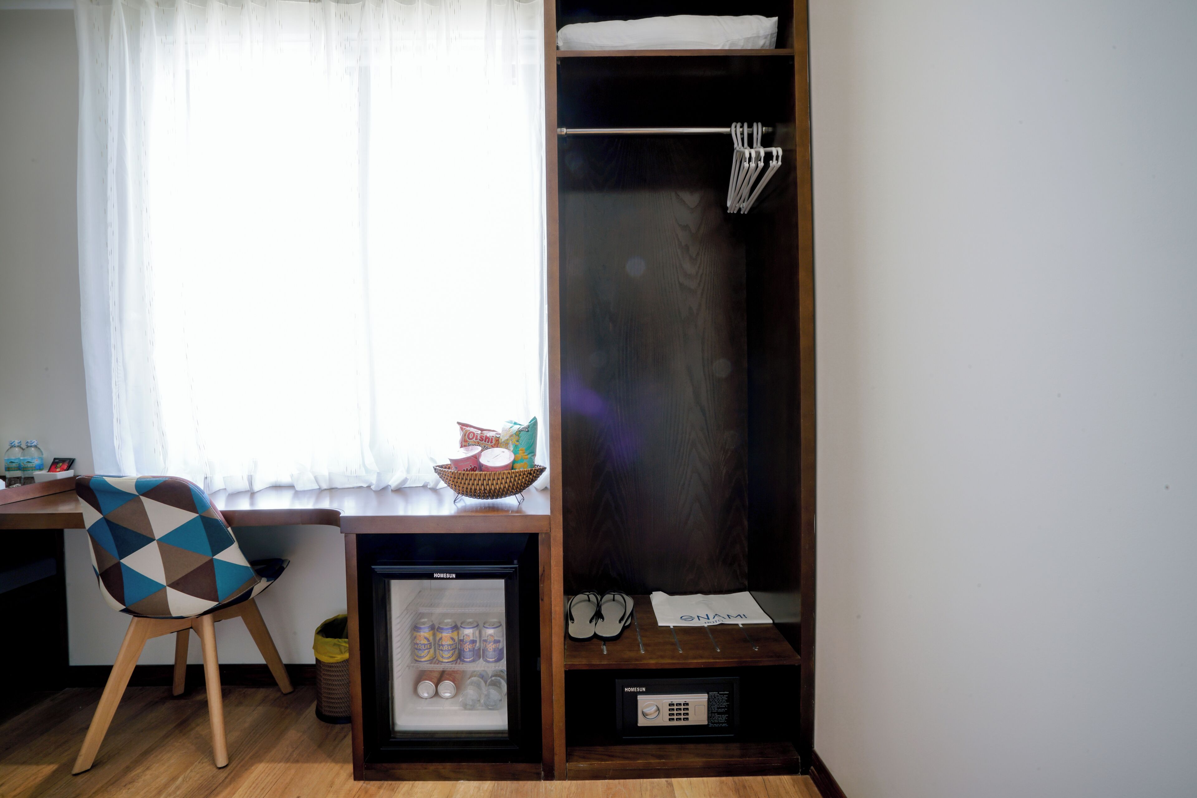 Quarto standard, 1 cama King, vista para a cidade, ao lado da praia | Área de estar | Smart TV 43 polegadas com canais digitais, Netflix