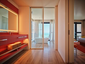 The coolest oceanview suite king terrace | Casa de banho | Um polibã, um secador de cabelo, roupões, um bidé 