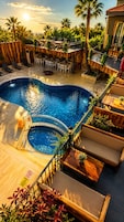 Piscina com deck de madeira, espreguiçadeiras e área externa ensolarada com palmeiras.